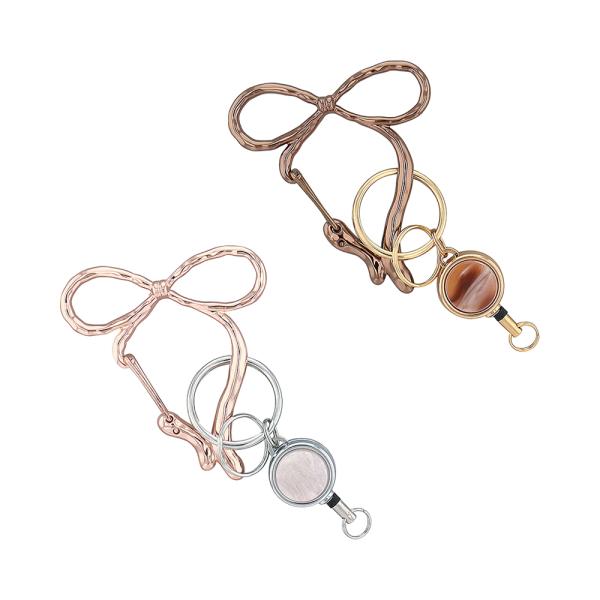 【発売日：2024年05月01日】便利でおしゃれなリール付きカラビにトレンド感のあるリボンデザインが新登場！リール付きなので、カバンの中のどこいったが解消できる機能性抜群のアイテムです◎アクセサリー感覚で鞄や、パンツのベルトループにつけても...