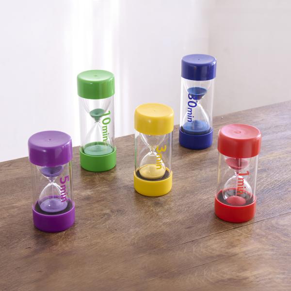子供の頃に遊んだおもちゃのような、ポップなデザインが親しみやすい砂時計。子どもも安全に使えるように外側の円筒は割れにくいポリカーボネート製の砂時計。1〜5分計の砂時計は特に一般的な砂時計より大きめのサイズです。表面に計れる時間もプリントされ...