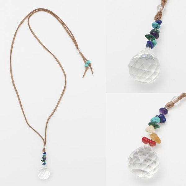 サンキャッチャー（レインボーメーカー）は、窓辺に吊るして太陽の光を受けることで、七色の光をお部屋いっぱいに広げてくれるインテリアアイテム。こちらのサンキャッチャーは、太陽の光を集めて虹色の光のシャワーを輝かせるサンキャッチャーと、天然石を組...