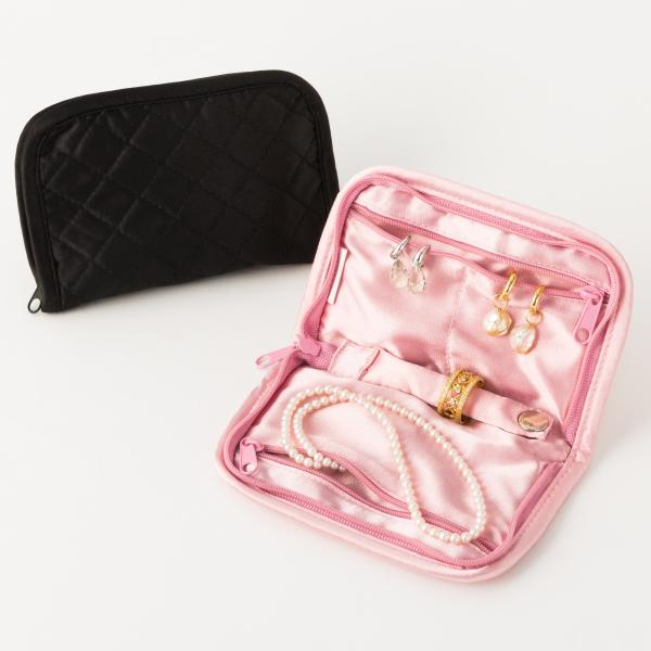 大小のポケットが付いて、パールのフォーマル3点セットも収納できます。外側はキルティングでショックを軽減できます。内側は大きなファスナー部と小さなファスナー部に分かれていて、ジュエリーの大きさで入れ分けができます。リングスティックは指輪を3〜...