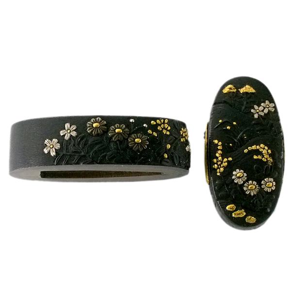 【必ずパソコン版表示で注意事項のご確認をお願いします】詳細：秋草図縁頭 貴重小道具認定書 無銘(古美濃) サイズ【縁】：1.1cm×3.9cmサイズ【頭】：3.4cm×1.8cm素材：赤銅石目地実重量：36.8g付属品：桐箱、認定書(昭和4...