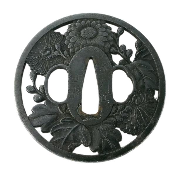 【必ずパソコン版表示で注意事項のご確認をお願いします】詳細：枝菊透図鍔 銘武州住正長 特別貴重小道具認定書サイズ：7.6×7.5cm(肉彫地透 丸型)素材：鉄地実重量：110.5g付属品：桐箱、認定書(昭和48年/日本美術刀剣保存協会)　■...