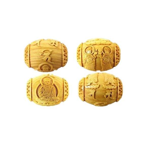 薬師三尊 横穴 柘植玉 浮彫 彫刻ビーズ 樽型 約18×13mm 【穴あり一粒売りビーズ】薬師三尊薬師如来を中尊とし、日光菩薩を左脇侍、月光菩薩を右脇侍とする三尊形式でです。※写真は複数写ってますが、こちらの商品は1個売りになります。※薬師...