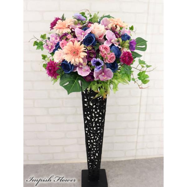 アーティフィシャルフラワー 造花 使用■サイズ:幅:62 奥行:38 高さ:110 (cm) ■主な使用造花：バラ・ガーベラ・胡蝶蘭高級造花を使用したスタンド型アレンジメントです。インテリアとしてはもちろん贈り物としてもおすすめです。用途例...