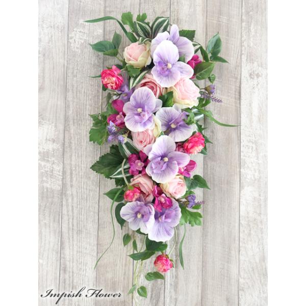 アーティフィシャルフラワー（造花）使用■サイズ: 幅:32 奥行き:11 高さ:62 (cm) ■主な使用造花：胡蝶蘭・バラインテリアとしてはもちろん御祝い用にもぴったりの豪華な造花を使った壁掛けリースのアレンジメント用途例：誕生日、結婚祝...