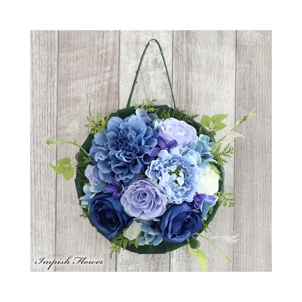 アーティフィシャルフラワー（造花）使用■サイズ: 幅:26 奥行き:10 高さ:30 (cm) ■主な使用造花：ダリア・バラインテリアとしてはもちろん御祝い用にもぴったりの豪華な造花を使ったリースのアレンジメント用途例：誕生日、結婚祝い、記...