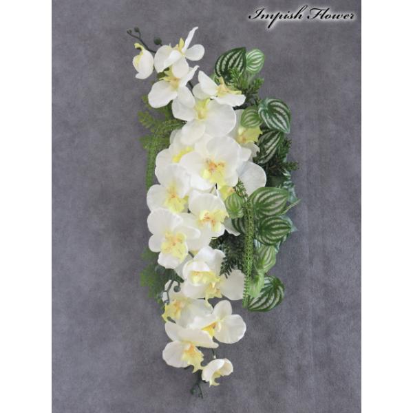 アーティフィシャルフラワー（造花）使用■サイズ: 幅:26 奥行き:16 高さ:65 (cm) ■主な使用造花：胡蝶蘭インテリアとしてはもちろん御祝い用にもぴったりの豪華な造花を使った壁掛けリースのアレンジメント用途例：誕生日、結婚祝い、記...