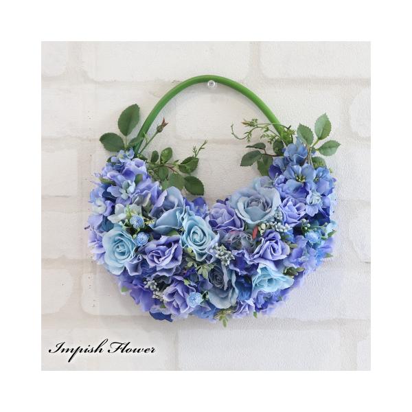 アーティフィシャルフラワー（造花）使用■サイズ: 幅:26 奥行き:10 高さ:25 (cm) ■主な使用造花：バラインテリアとしてはもちろん御祝い用にもぴったりの豪華な造花を使ったリースのアレンジメント用途例：誕生日、結婚祝い、記念日、ギ...