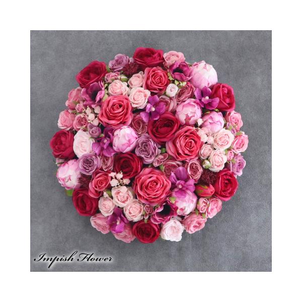 アーティフィシャルフラワー（造花）使用■サイズ: 幅:41 奥行き:11 高さ:41 (cm) ■主な使用造花：バラインテリアとしてはもちろん御祝い用にもぴったりの豪華な造花を使ったリースのアレンジメント用途例：誕生日、結婚祝い、記念日、ギ...