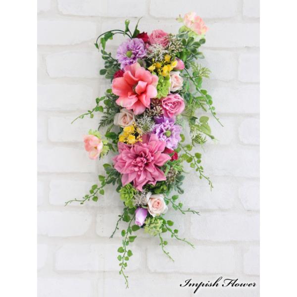 アーティフィシャルフラワー（造花）使用■サイズ: 幅:27 奥行き:11 高さ:50 (cm) ■主な使用造花：ダリア・バラインテリアとしてはもちろん御祝い用にもぴったりの豪華な造花を使った壁掛けリースのアレンジメント用途例：誕生日、結婚祝...