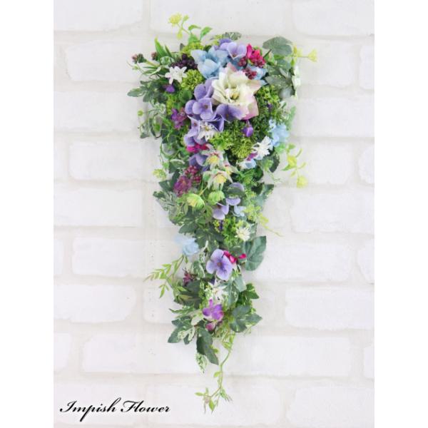 アーティフィシャルフラワー（造花）使用■サイズ: 幅:23 奥行き:11 高さ:50 (cm) ■主な使用造花：クリスマスローズインテリアとしてはもちろん御祝い用にもぴったりの豪華な造花を使った壁掛けリースのアレンジメント用途例：誕生日、結...