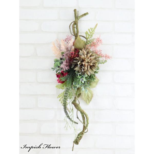 アーティフィシャルフラワー（造花）使用■サイズ: 幅:30 奥行き:14 高さ:68 (cm) ■主な使用造花：ダリアインテリアとしてはもちろん御祝い用にもぴったりの豪華な造花を使ったリースのアレンジメント用途例：誕生日、結婚祝い、記念日、...