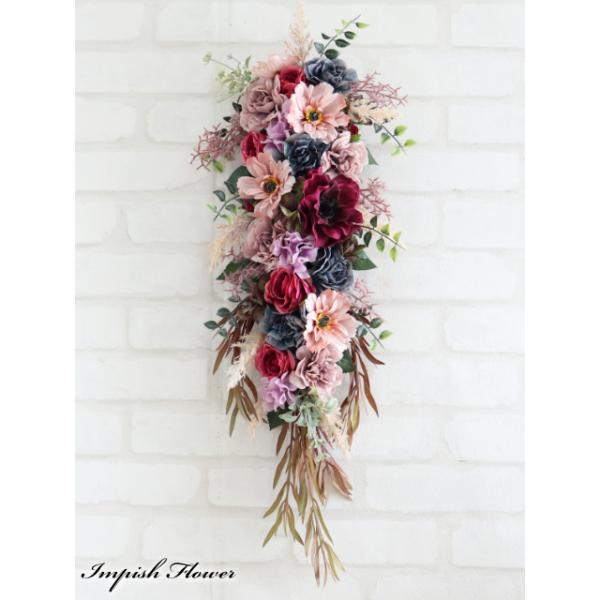 アーティフィシャルフラワー（造花）使用■サイズ: 幅:24 奥行き:10 高さ:67 (cm) ■主な使用造花：カーネーション・アネモネインテリアとしてはもちろん御祝い用にもぴったりの豪華な造花を使った壁掛けリースのアレンジメント用途例：誕...