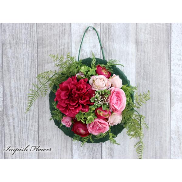 アーティフィシャルフラワー（造花）使用■サイズ: 幅:28 奥行き:10 高さ:27 (cm) ■主な使用造花：ダリア・バラインテリアとしてはもちろん御祝い用にもぴったりの豪華な造花を使ったリースのアレンジメント用途例：誕生日、結婚祝い、記...