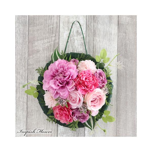 アーティフィシャルフラワー（造花）使用■サイズ: 幅:26 奥行き:10 高さ:30 (cm) ■主な使用造花：ダリア・カーネーションインテリアとしてはもちろん御祝い用にもぴったりの豪華な造花を使ったリースのアレンジメント用途例：誕生日、結...