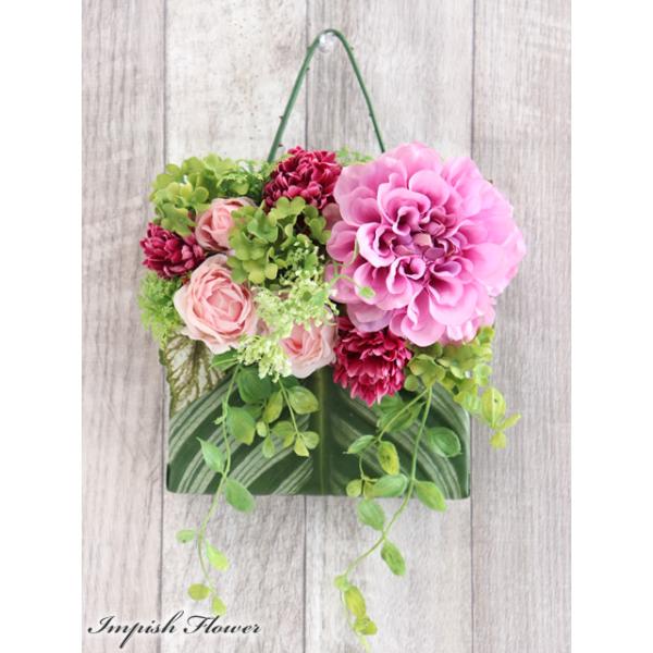 アーティフィシャルフラワー 高級造花 使用■サイズ: 幅:18 奥行き:8 高さ:30 (cm) ■主な使用造花：バラ・ダリアインテリアとしてはもちろん御祝い用にもぴったりの豪華な造花を使ったリースのアレンジメント用途例：誕生日、結婚祝い、...