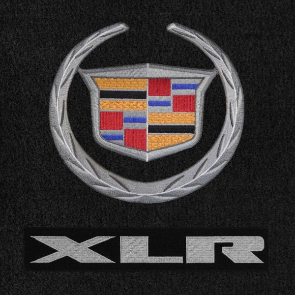 商品名: Lloyd Mats Velourtex ブラック フロントフロアマット キャデラックXLR2004-09 シルバーキャデラッククレストとXLRレタリングアップリケ付き Lloyd Mats 〓 - Velourtex Black...