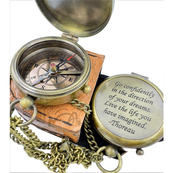 商品名: MAH 真鍮コンパス Thoreau's Go Confidently 引用句と刻印入りレザーケース 方向ポケットコンパス C-3270 Go Confidently Quote Engraved Graduation Gifts...