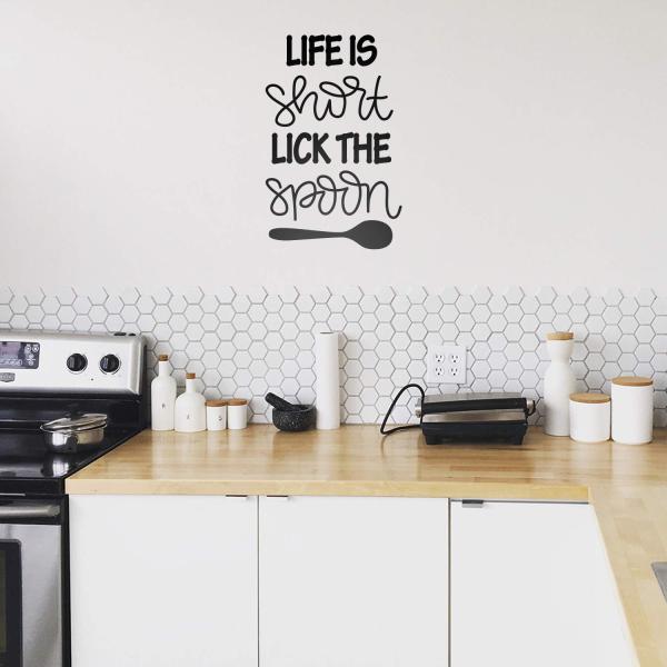 商品名: ビニール製ウォールアートデカール - Life is Short Lick The Spoon - 23インチ x 14.5インチ - 面白くて面白い食べ物 ユーモラスな食事 料理 キッチン ホーム アパート ダイニングルーム レ...