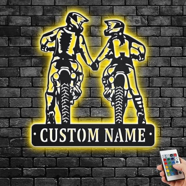 商品名:  Custom Dirt Bike Couple Holding Hand Metal Wall Art With LED Light, Personalized Biker Name Sign Decoration For Ro...
