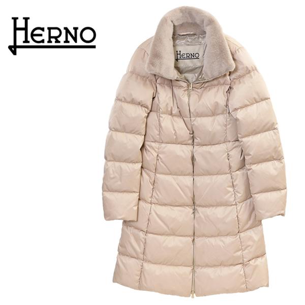 【ヘルノ HERNO】HERNO ダウン レディース フェイクファー ダウンコート 滑らかな高密度サテン生地を使用したコート。贅沢な柔らかさとシックなデザインが特徴です。街着やオフタイムのコーディネートにエレガンスを添えるデザイン。ウエスト...