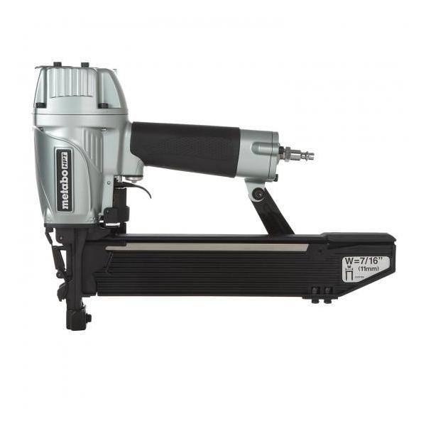 【商品名】 Metabo HPT 7/16インチ標準クラウンステープラー、プロ推奨の空気圧式パワーネイラー、屋根デッキと床下地の設置用建設ツール、16ゲージパワーステープラー、1インチ〜2インチクラウンステープル、N5008AC2 Meta...