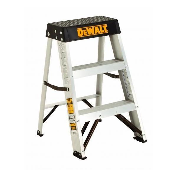【商品名】 DeWalt 2フィートアルミステップスツール 工業用、耐荷重300ポンド、タイプIA、DXL2010-02 DeWalt 2-Foot Aluminum Step Stool Industrial, 300-Pound Loa...