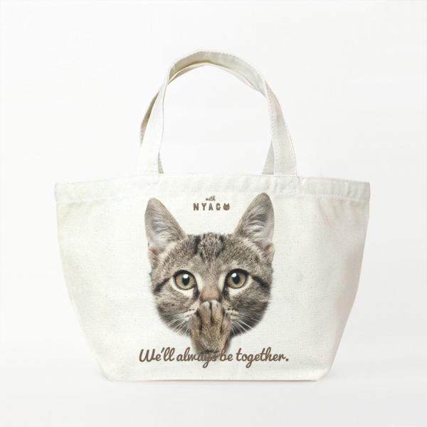 NYAGOオリジナルのおしゃれなデザインプリントが魅力のオリジナルトートバッグです。素材: 綿 キャンバス地カワイイ猫ちゃんのデザインがとってもキュート。毎日の日常使い雑貨をおしゃれに演出します。様々なコーデに合い、女性はもちろん男性も幅広...