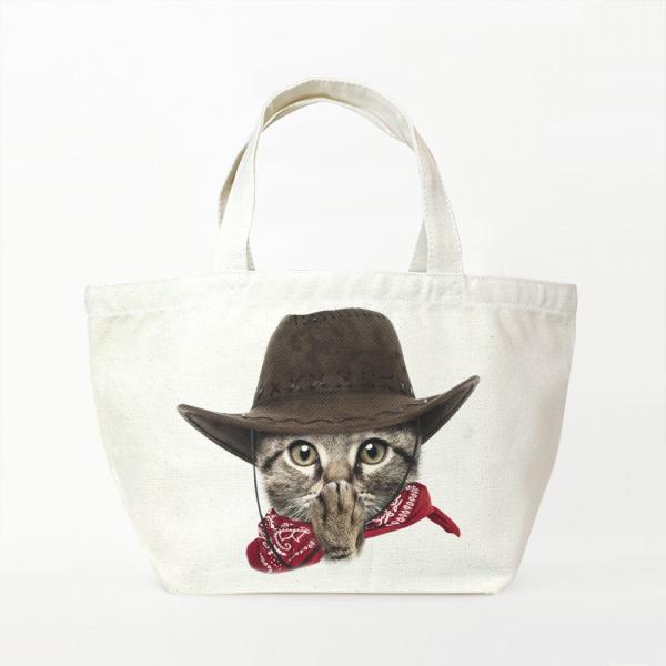 NYAGOオリジナルのおしゃれなデザインプリントが魅力のオリジナルトートバッグです。素材: 綿 キャンバス地カワイイ猫ちゃんのデザインがとってもキュート。毎日の日常使い雑貨をおしゃれに演出します。様々なコーデに合い、女性はもちろん男性も幅広...