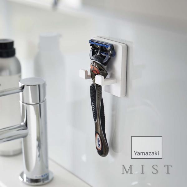 フィルムフックで好きな位置に簡単取り付けのシェーバーホルダー。宙に浮くからシェーバーがぬめらず衛生的。タイルへの取り付けも可能です。ドライヤーなどのコンセントプラグの収納やヘアゴムなどの小物掛けとしても◎。光沢のある壁面にフィルムフックで簡...