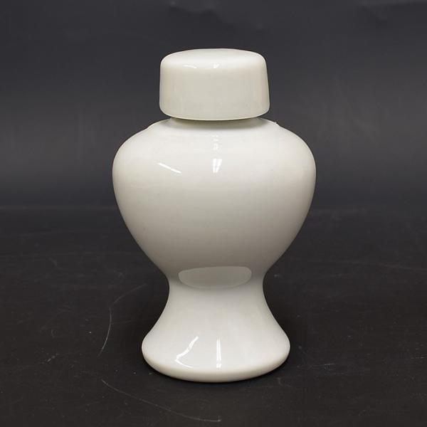神具 瓶子 3.5寸瓶子はお酒を入れてお供えする蓋つきの器で、神棚の左右に置いて祀りますサイズ：高さ約11.3cm×下部直径約6.1cm×中部直径約7cm材質：陶器