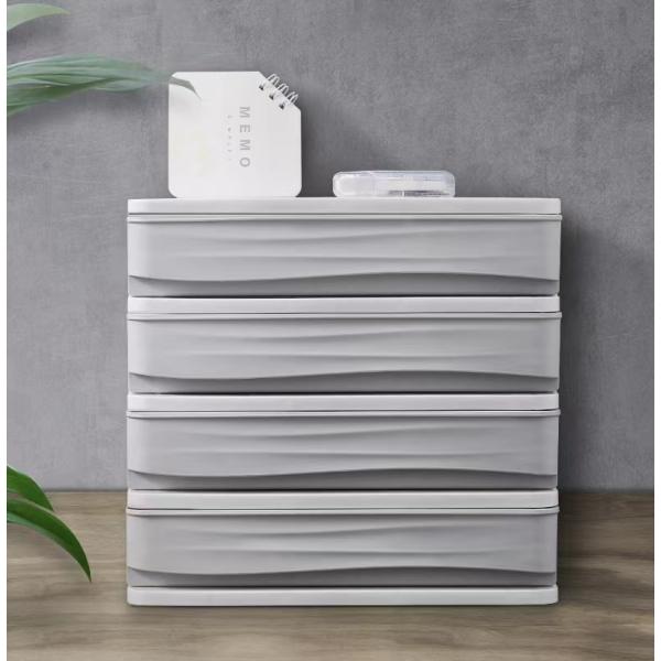 デスクに合わせてお好みのケースで収納デスクの上で場所を取らない卓上収納ケースです。デスク周りの小物等の整理・収納に最適です。積み重ね可能な分別型収納ケースで賢く整理・整頓できていると心が落ち着き、仕事の効率がアップします。【素材】プラスチッ...