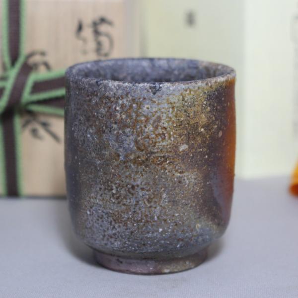 備前焼　登り窯　胡摩焼　ぐい呑１　酒器　酒杯　酒盃　切立型　灰被り窯変サイズぐいのみＷ５，８−Ｈ６，６cm黒田　儀男略　歴　　昭和２４年生まれ受賞歴　　日本伝統工芸展４回連続入賞にて正会員　日本陶芸展焼き締め陶公募展　朝日陶芸展　茶の湯の造...