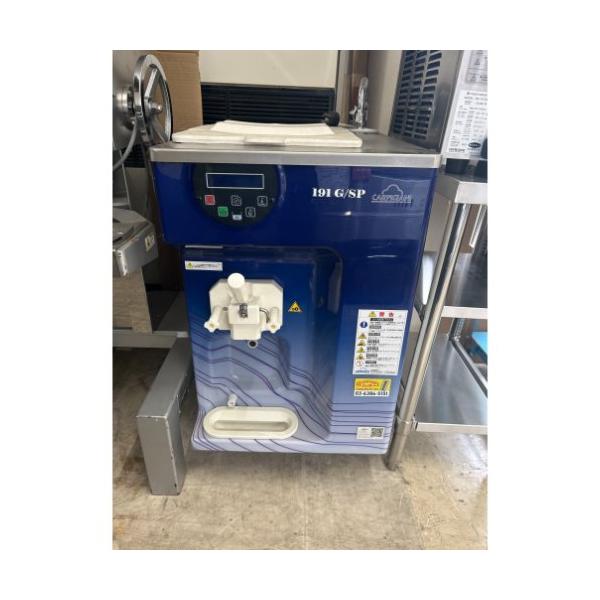 商品名：ソフトクリームマシン 寸法：W510×D800×H880 メーカー：カルピジャーニー 型式：191G/SP 年式：2015年製 電源：三相200V 50/60Hz共用 コンセントプラグ：あり 消費電力：2.5kW ガス種： 付属品：...