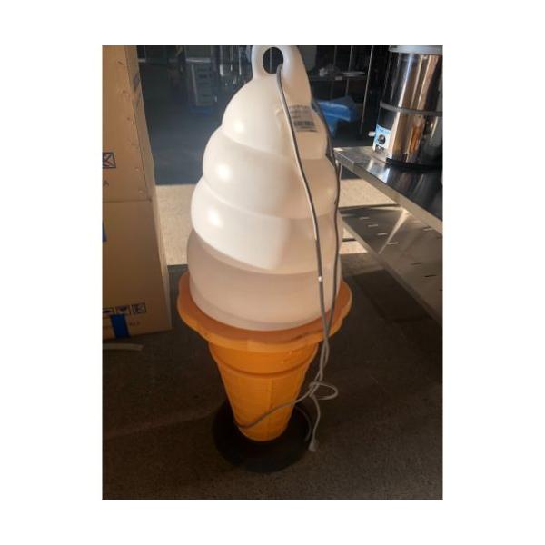 商品名：ソフトクリームオブジェ看板 寸法：W350×D350×H900 メーカー：不明 年式：不明 電源：単相100V  付属品：写真の通り 説明書：なし 保証期間：なし ランク：C 特記事項：年式不明の為保証なし  販売店：テンポス一宮店...