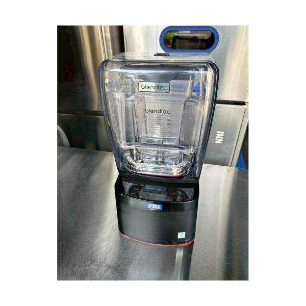 商品名：スムージーブレンダー 寸法：W210×D210×H450 メーカー：FMI(エフエムアイ) 型式：STEALTH 年式：2016年製 電源：単相100V 50/60Hz共用 コンセントプラグ：あり 消費電力：1.3kW ガス種： 付...