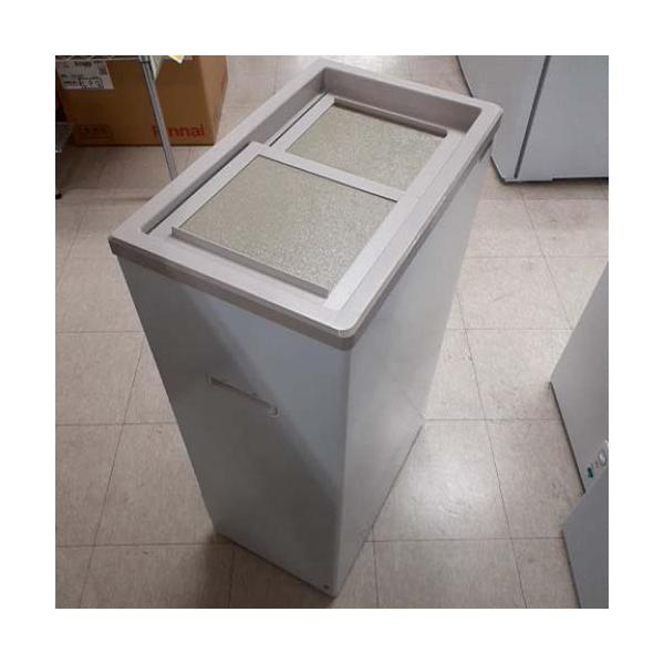 商品名：スライド扉冷凍ストッカー 寸法：W485×D327×H860 メーカー：サンデン・リテールシステム 型式：PF-057W 年式：2023年製 電源：単相100V 50/60Hz共用 コンセントプラグ：あり 消費電力：51W 内容積：...