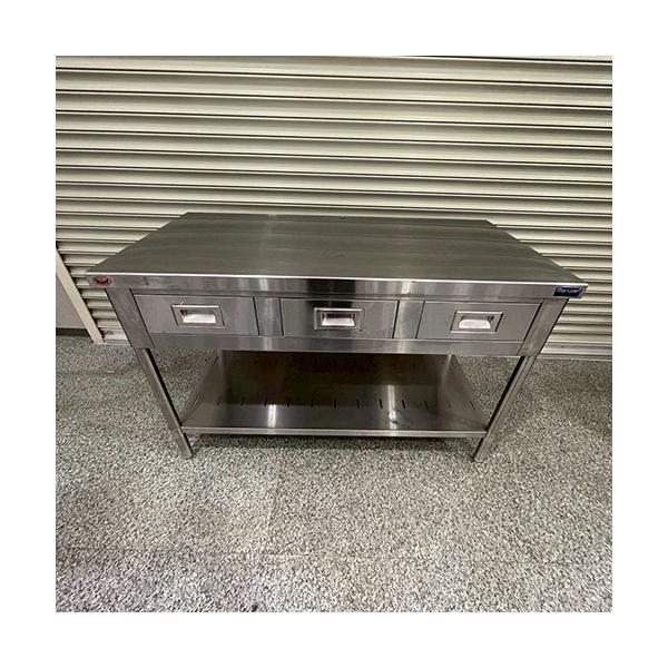 商品名：作業台 引出し付き 天板穴あり 寸法：W1200×D600×H800 保証期間：なし ランク：B 特記事項：キズ、汚れ、穴有り。  販売店：テンポス滋賀店（滋賀県近江八幡市）からの配送です。