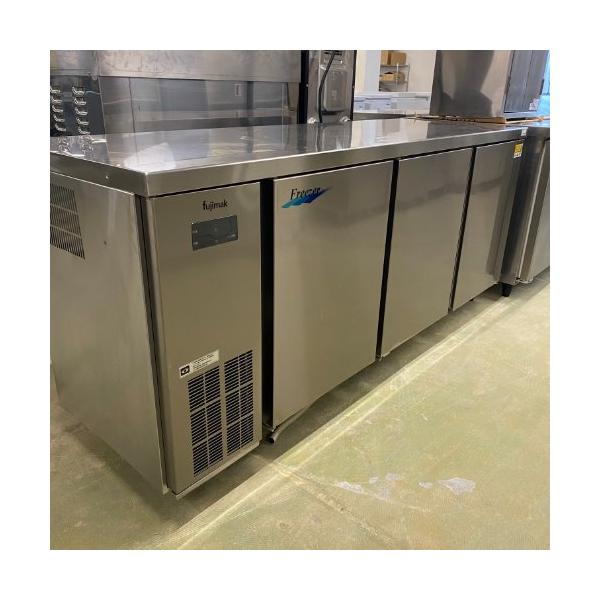 商品名：冷凍冷蔵コールドテーブル 寸法：W1800×D600×H800 メーカー：フジマック 型式：FRT-1860FK 年式：2019年製 電源：単相100V 50/60Hz共用 コンセントプラグ：あり 消費電力：543W 重量：115k...