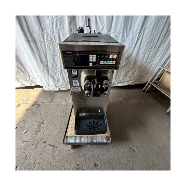 商品名：ソフトクリームサーバー 寸法：W298×D739×H949 メーカー：日世 型式：CI-9624AE 年式：2022年製 電源：三相200V 50/60Hz共用 コンセントプラグ：あり ガス種： 付属品：写真の通り 説明書：なし 保...