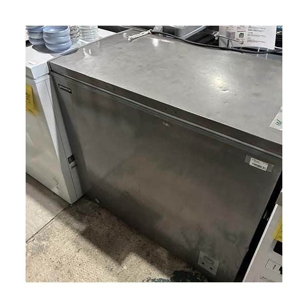 商品名：冷凍ストッカー 寸法：W942×D552×H865 メーカー：デバイスタイル 型式：CDF-200D-S 年式：2024年製 電源：単相100V 50/60Hz共用 コンセントプラグ：あり 消費電力：63/67W 内容積：200L ...