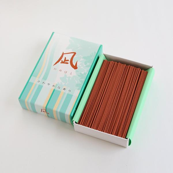 天然の白檀の甘い香りと　柑橘系の香りをまろやかに調和させ、空間と心を和ませてくれる香りです。有煙タイプで、空間のいやな匂いも徐々に減らして行ける同社の代表商品です。内容量：約140g燃焼時間：約25分外箱サイズ154×100×35mm