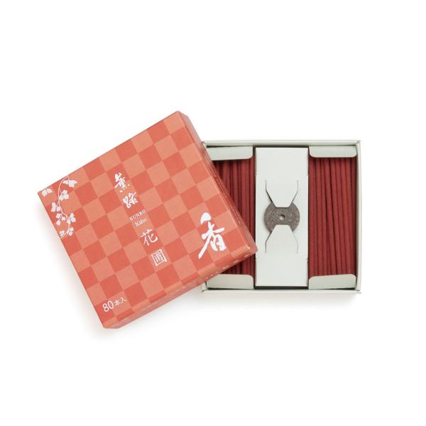 ―花の園、たたえる気品―白檀を基調とした甘酸っぱくみずみずしい香り。花々に囲まれたような温かみのあるパウダリーな甘さに、青草のようなかすかなグリーンがみずみずしく重なります。7cmのスティックタイプ80本入、簡易香立付きです。お香70mm／...