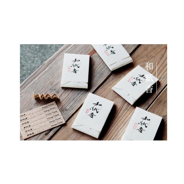 ちぎって火をつけたり、持ち物に忍ばせたり、楽しみ方多彩。お香職人が紙漉きの技術を身につけ、和紙にお香を含ませて漉くという技法で誕生したまったく新しいお香です。ミシン線に沿ってちぎって、アコーディオン上に折り曲げて、通常のお線香のように火を付...