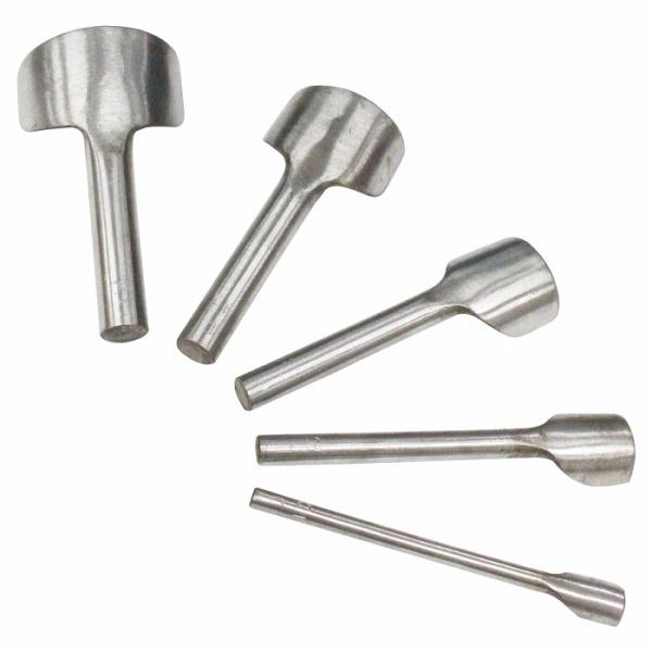 ※当商品の裏面は未処理のため黒い素材で、多少のサビ、汚れなどある場合がございます。予めご了承の上、お買い求めください。※半月型（U字型）5点セット！レザークラフトには欠かせないエンドポンチです。主にベルトなどを製作する際に活躍する道具で、厚...