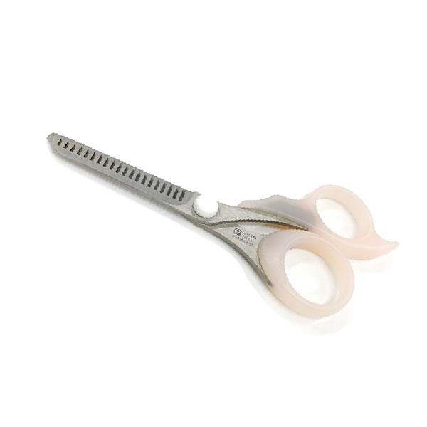 【発売日：2023年02月09日】自毛にも製品にも使える、すきバサミです。少し小さめサイズなので前髪や顔に近いサイドなどの細かな部分のカットコントロールがしやすいです。●すき率　40〜50％●カットの参考例付き！刃部：ステンレス刃物鋼ハンド...