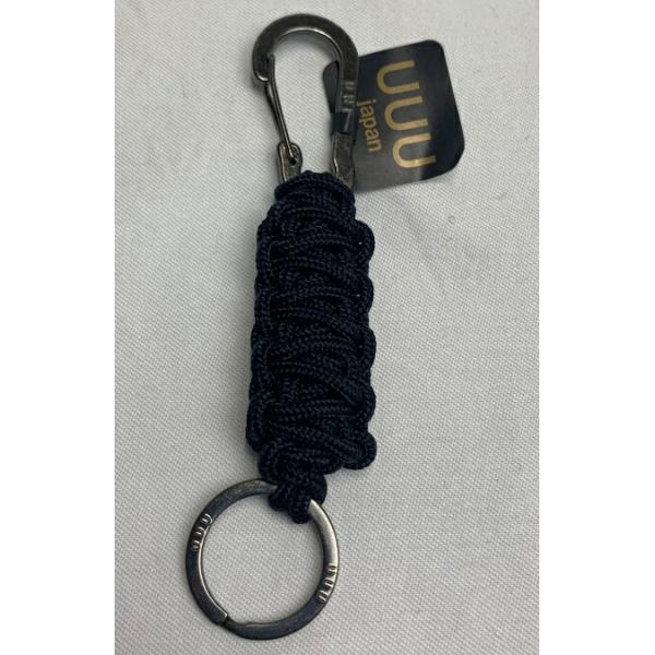 ラコードとは？パラシュートに使用される程の紐なので高い強度を誇り、水にも強くアウトドアにも最適。●京都製のパラコードを使用した（UUU)シリーズのキーリング●緊急時に、ほどいてロープとして使用可能●カラー:ブラック●内容:1ヶ