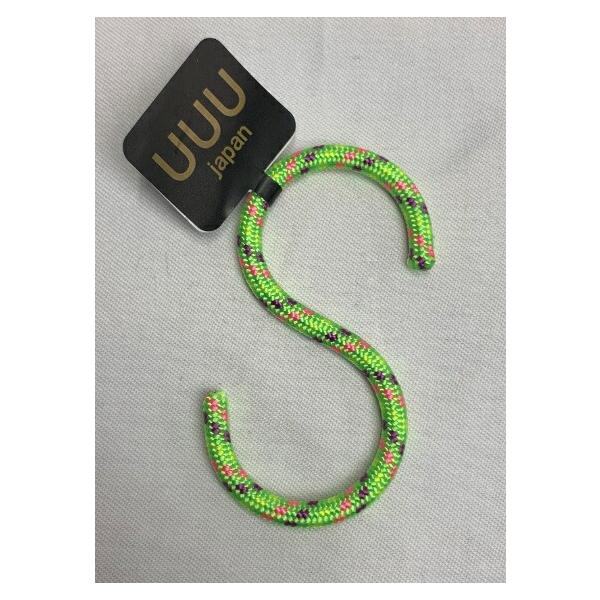パラコードとは？パラシュートに使用される程の紐なので高い強度を誇り、水にも強くアウトドアにも最適。●スチールのS字フックにガイロープ内芯を抜き取り、側を被膜させた商品となります●カラー:グリーンミックス●内容:1ヶ