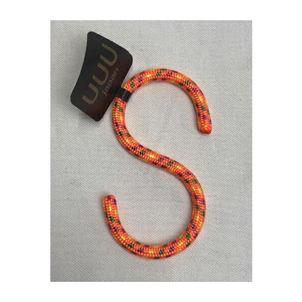 パラコードとは？パラシュートに使用される程の紐なので高い強度を誇り、水にも強くアウトドアにも最適。●スチールのS字フックにガイロープ内芯を抜き取り、側を被膜させた商品となります●カラー:オレンジミックス ●内容:1ヶ