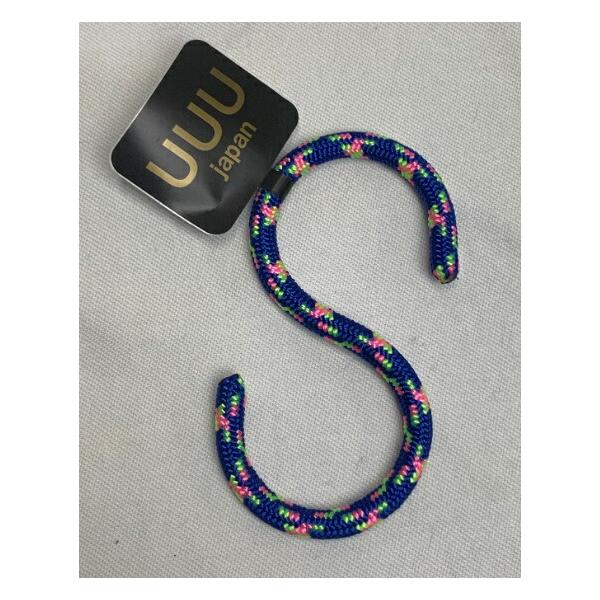 パラコードとは？パラシュートに使用される程の紐なので高い強度を誇り、水にも強くアウトドアにも最適。●スチールのS字フックにガイロープ内芯を抜き取り、側を被膜させた商品となります●カラー:ブルーミックス●内容:1ヶ